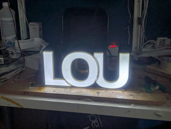 Boxy light sign – The Louie